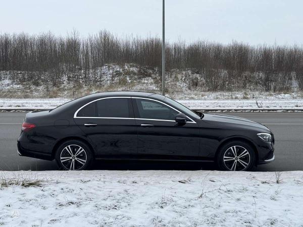 Melns Mercedes-Benz E 220 2022 Šauļi, ar dzinēja tilpumu 1.95 L un nobraukumu 63 tūkst. km par 39990 €, foto 5 vietnē AUTOMOTO.COM.LV