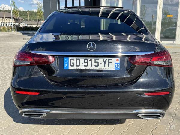 Melns Mercedes-Benz E 220 2022 Viļņa, ar dzinēja tilpumu 1.95 L un nobraukumu 295 tūkst. km par 20999 €, foto 6 vietnē AUTOMOTO.COM.LV
