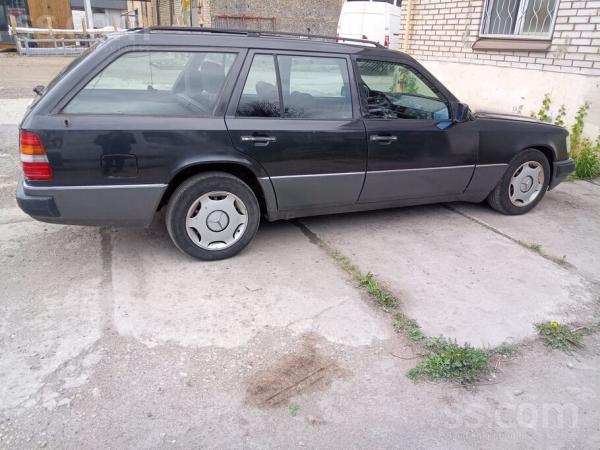 Black Mercedes-Benz E 220 1993 in Riga, with an engine capacity of 2.20 L and mileage of 371 thousand km for 1900 €, photo 2 on AUTOMOTO.COM.LV