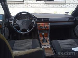 Melns Mercedes-Benz E 220 1993 Rīga, ar dzinēja tilpumu 2.20 L un nobraukumu 371 tūkst. km par 1900 €, foto  vietnē AUTOMOTO.COM.LV