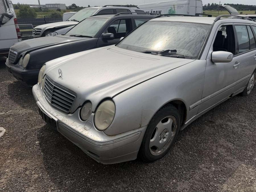 Black Mercedes-Benz E 220 2001 in Kaunas, with an engine capacity of 0.00 L and mileage of 230 thousand km for 1500 €, photo 4 on AUTOMOTO.COM.LV