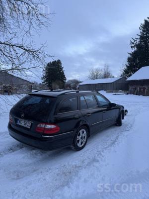 Black Mercedes-Benz E 220 2003 in Liepaja, with an engine capacity of 2.20 L and mileage of 444 thousand km for 1400 €, photo 3 on AUTOMOTO.COM.LV