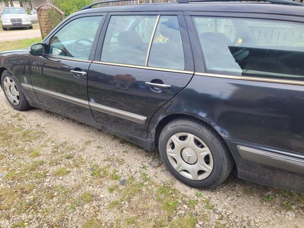 Black Mercedes-Benz E 220 2003 in Marijampole, with an engine capacity of 2.20 L and mileage of 367 thousand km for 1650 €, photo 3 on AUTOMOTO.COM.LV