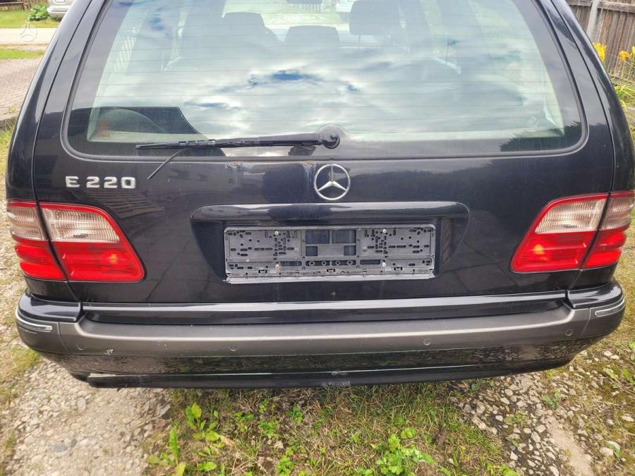 Черный Мерседес E 220 2003 в Мариямполе, объемом двигателя 2.20 л и пробегом 367 тыс. км за 1650 €, фото 5 на AUTOMOTO.COM.LV