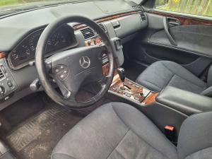 Черный Мерседес E 220 2003 в Мариямполе, объемом двигателя 2.20 л и пробегом 367 тыс. км за 1650 €, фото 6 на AUTOMOTO.COM.LV