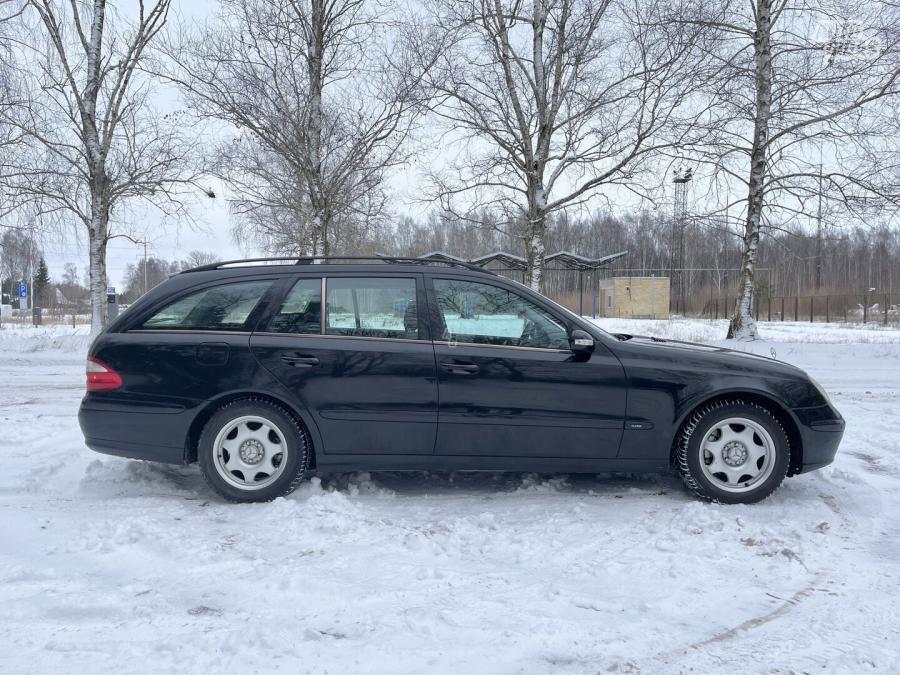 Black Mercedes-Benz E 220 2004 in Siauliai, with an engine capacity of 2.10 L and mileage of 350 thousand km for 2199 €, photo 3 on AUTOMOTO.COM.LV