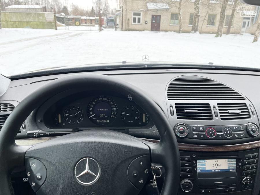 Black Mercedes-Benz E 220 2004 in Siauliai, with an engine capacity of 2.10 L and mileage of 350 thousand km for 2199 €, photo 7 on AUTOMOTO.COM.LV