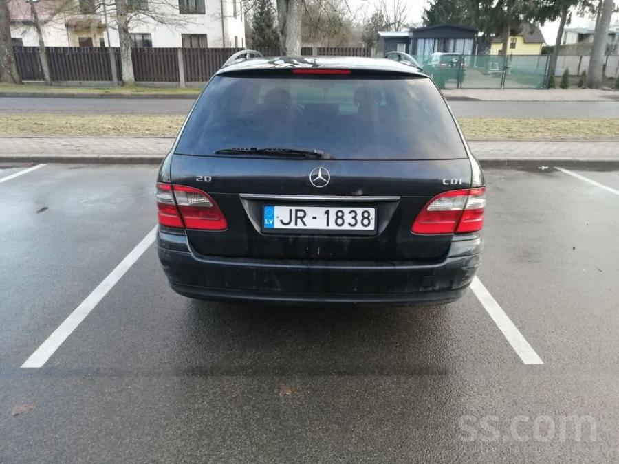 Черный Мерседес E 220 2004 в Рига, объемом двигателя 2.20 л и пробегом 302 тыс. км за 1000 €, фото 3 на AUTOMOTO.COM.LV