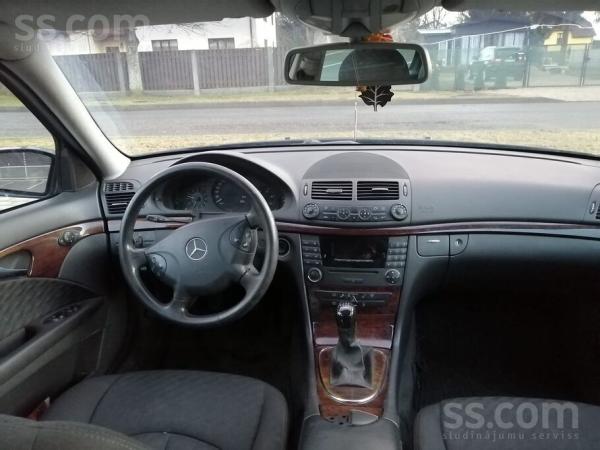 Black Mercedes-Benz E 220 2004 in Riga, with an engine capacity of 2.20 L and mileage of 302 thousand km for 1000 €, photo 5 on AUTOMOTO.COM.LV