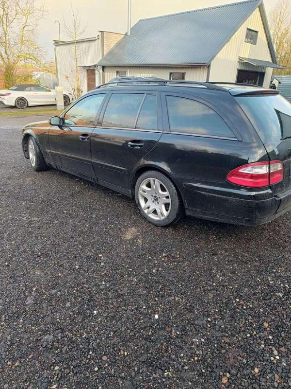 Melns Mercedes-Benz E 220 2005 Prienai, ar dzinēja tilpumu 2.15 L un nobraukumu 486 tūkst. km par 1350 €, foto 2 vietnē AUTOMOTO.COM.LV