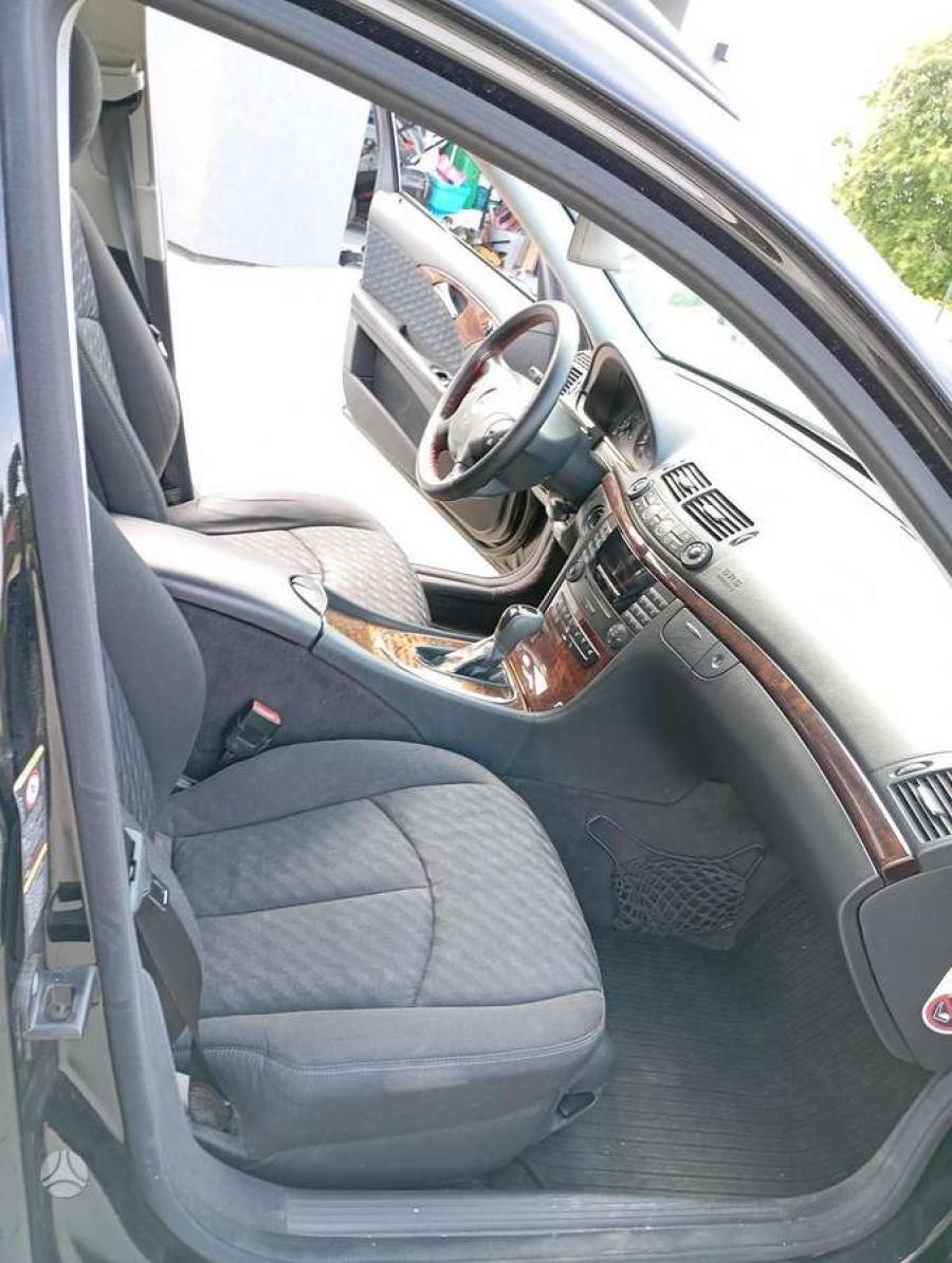 Melns Mercedes-Benz E 220 2005 Šauļi, ar dzinēja tilpumu 2.14 L un nobraukumu 324 tūkst. km par 2350 €, foto 3 vietnē AUTOMOTO.COM.LV