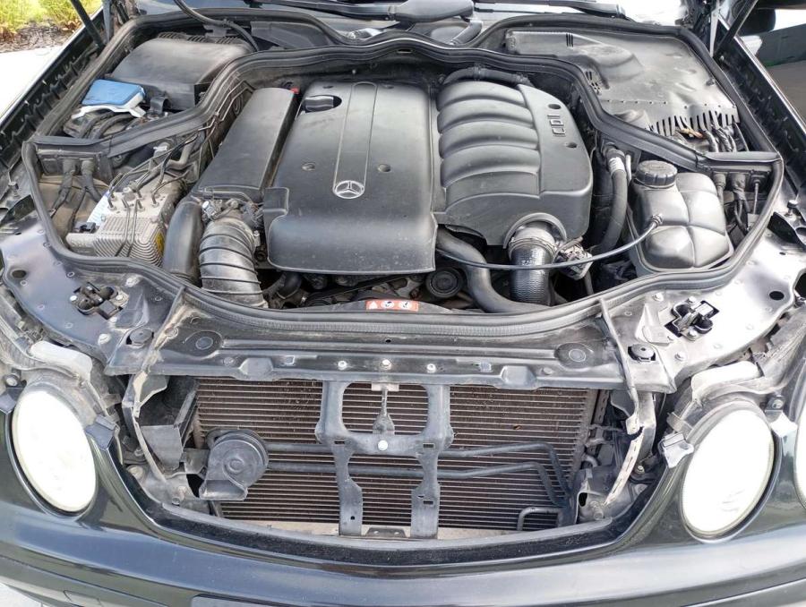 Melns Mercedes-Benz E 220 2005 Šauļi, ar dzinēja tilpumu 2.14 L un nobraukumu 324 tūkst. km par 2350 €, foto 4 vietnē AUTOMOTO.COM.LV