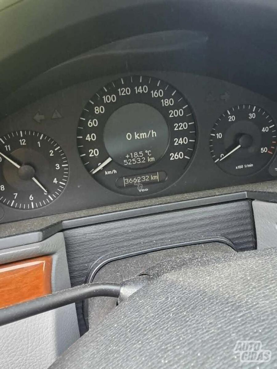 Черный Мерседес E 220 2007 в Пренай, объемом двигателя 2.10 л и пробегом 366 тыс. км за 2000 €, фото 8 на AUTOMOTO.COM.LV