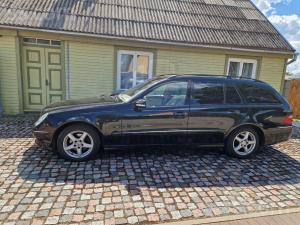 Черный Мерседес E 220 2007 в Екабпилс, объемом двигателя 2.20 л и пробегом 344 тыс. км за 2800 €, фото 3 на AUTOMOTO.COM.LV