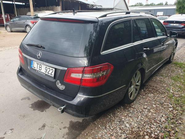 Black Mercedes-Benz E 220 2010 in Kaunas, with an engine capacity of 2.20 L and mileage of 450 thousand km for 2100 €, photo 4 on AUTOMOTO.COM.LV