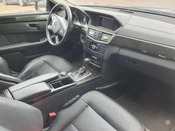 Black Mercedes-Benz E 220 2010 in Kaunas, with an engine capacity of 2.20 L and mileage of 450 thousand km for 2100 €, photo 5 on AUTOMOTO.COM.LV