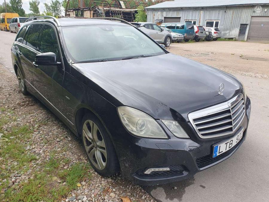 Черный Мерседес E 220 2010 в Каунас, объемом двигателя 2.20 л и пробегом 450 тыс. км за 2100 €, фото 3 на AUTOMOTO.COM.LV
