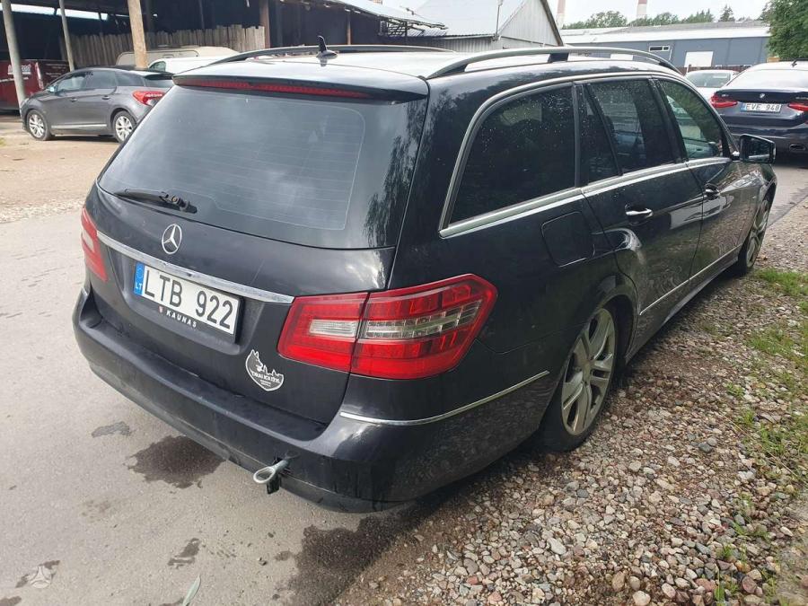 Черный Мерседес E 220 2010 в Каунас, объемом двигателя 2.20 л и пробегом 450 тыс. км за 2100 €, фото 5 на AUTOMOTO.COM.LV