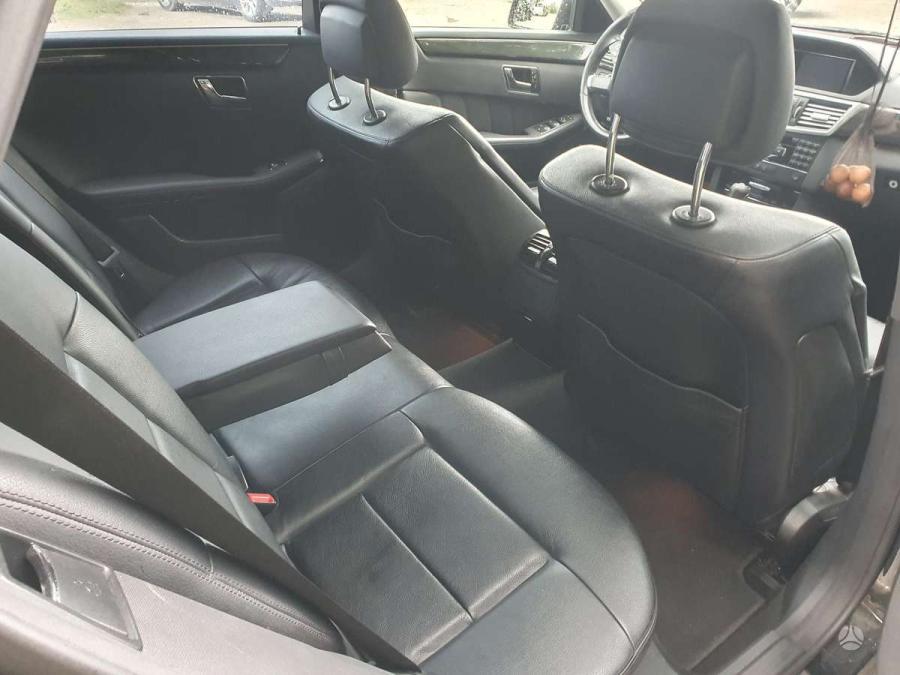 Черный Мерседес E 220 2010 в Каунас, объемом двигателя 2.20 л и пробегом 450 тыс. км за 2100 €, фото 7 на AUTOMOTO.COM.LV