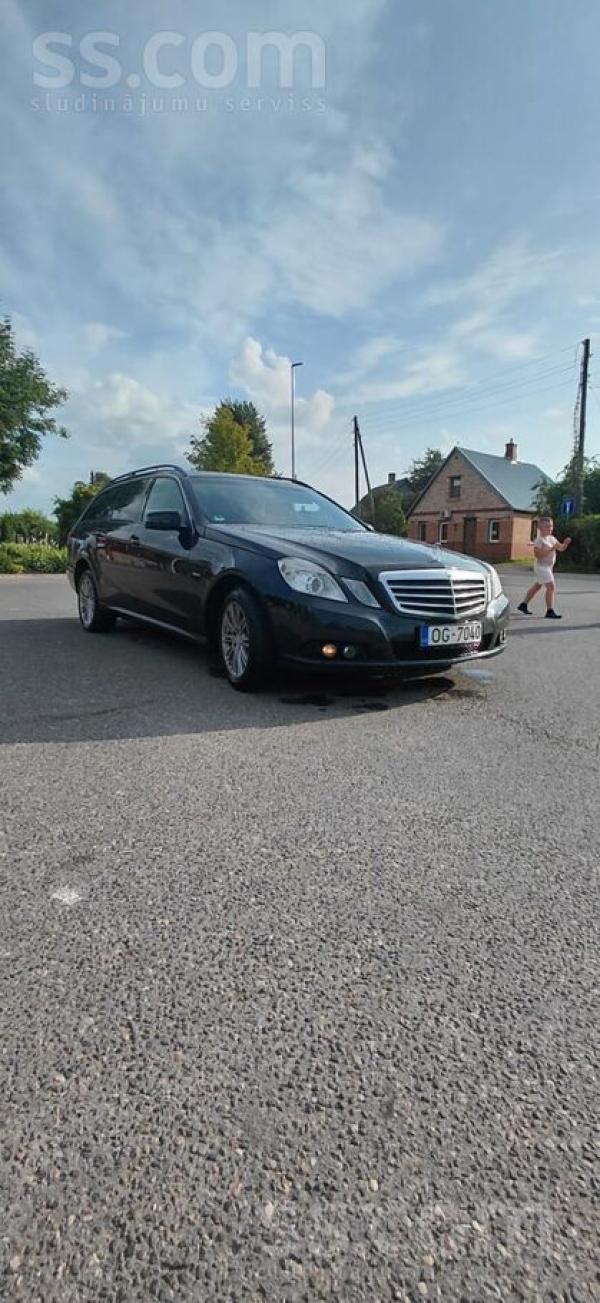 Черный Мерседес E 220 2010 в Прейли, объемом двигателя 2.20 л и пробегом 336 тыс. км за 5800 €, фото 1 на AUTOMOTO.COM.LV