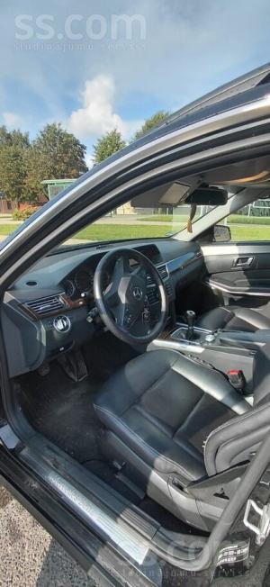 Black Mercedes-Benz E 220 2010 in Preili, with an engine capacity of 2.20 L and mileage of 336 thousand km for 5800 €, photo 9 on AUTOMOTO.COM.LV