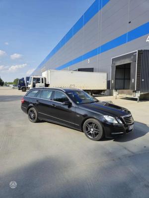 Melns Mercedes-Benz E 220 2010 Panevēža, ar dzinēja tilpumu 2.14 L un nobraukumu 327 tūkst. km par 6200 €, foto  vietnē AUTOMOTO.COM.LV