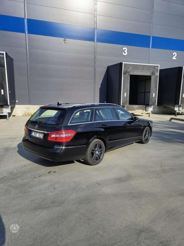 Черный Мерседес E 220 2010 в Паневежис, объемом двигателя 2.14 л и пробегом 327 тыс. км за 6200 €, фото 4 на AUTOMOTO.COM.LV