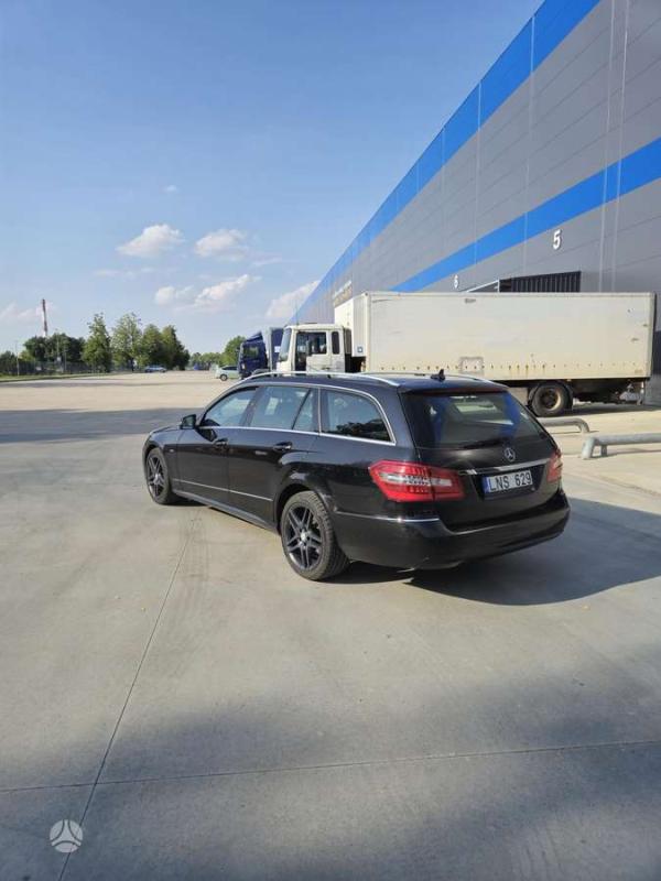 Черный Мерседес E 220 2010 в Паневежис, объемом двигателя 2.14 л и пробегом 327 тыс. км за 6200 €, фото 5 на AUTOMOTO.COM.LV
