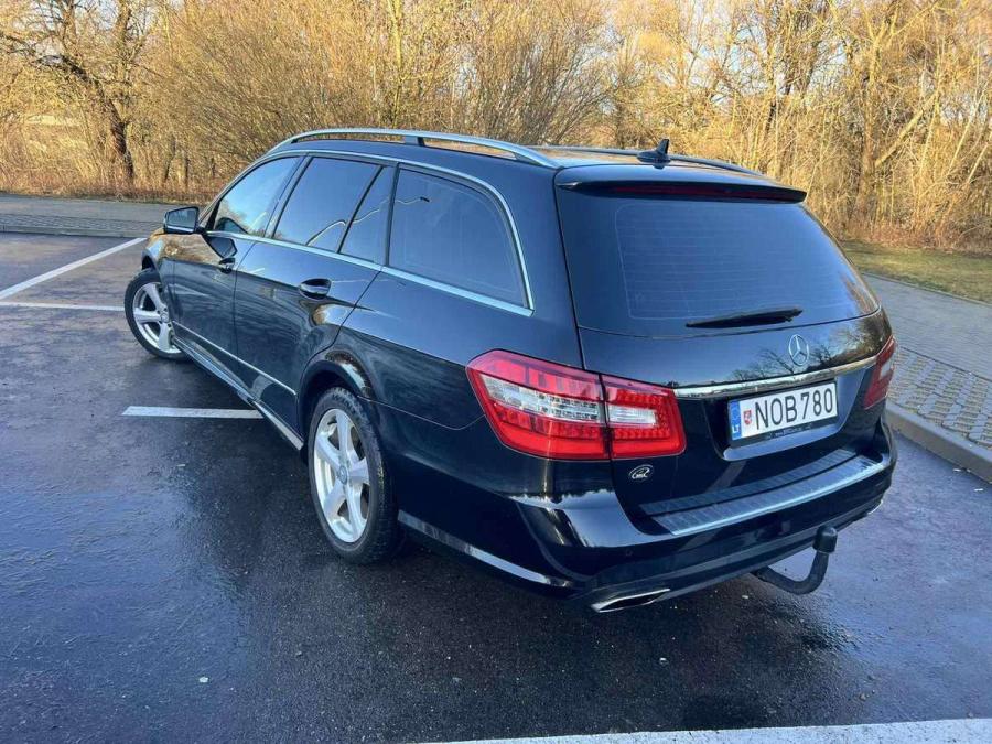 Black Mercedes-Benz E 220 2012 in Ukmerge, with an engine capacity of 2.14 L and mileage of 299 thousand km for 6950 €, photo 2 on AUTOMOTO.COM.LV