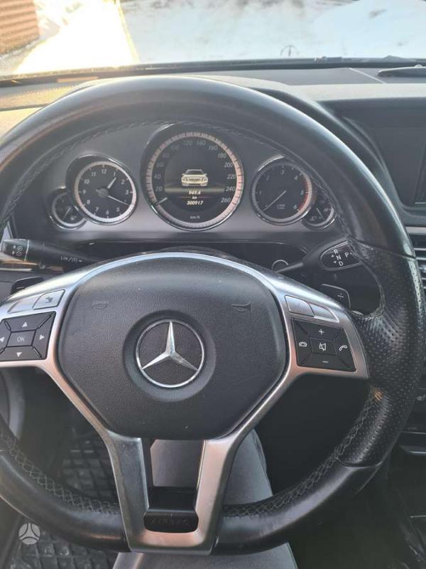 Black Mercedes-Benz E 220 2012 in Kaunas, with an engine capacity of 2.14 L and mileage of 301 thousand km for 9800 €, photo 5 on AUTOMOTO.COM.LV