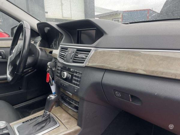 Melns Mercedes-Benz E 220 2012 Viļņa, ar dzinēja tilpumu 2.14 L un nobraukumu 315 tūkst. km par 2850 €, foto 6 vietnē AUTOMOTO.COM.LV