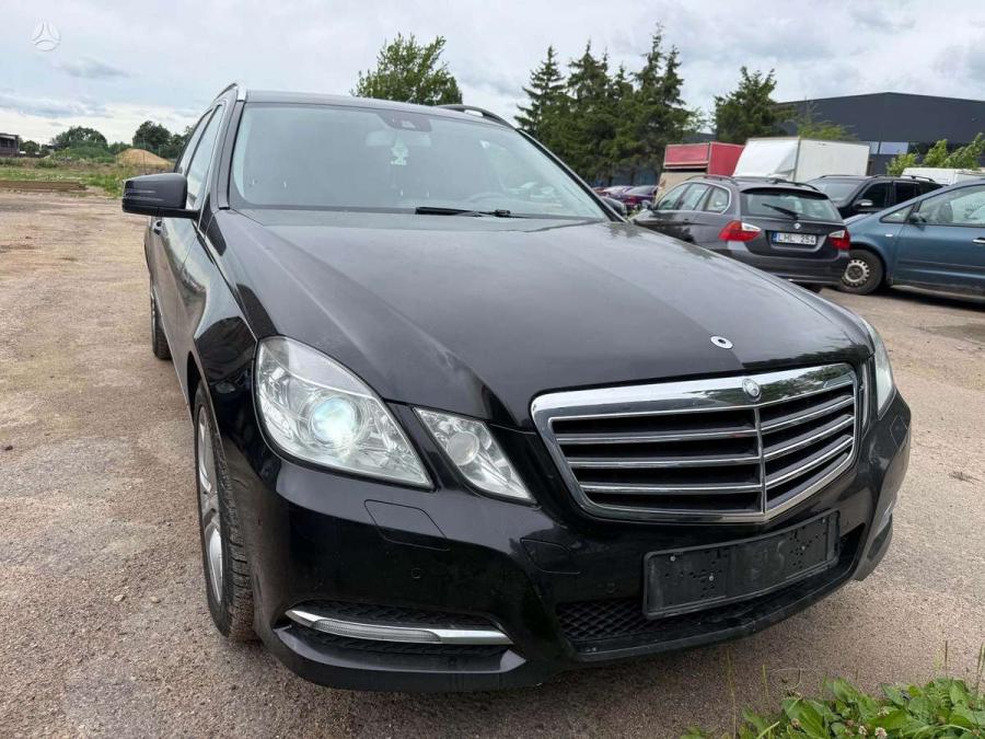 Черный Мерседес E 220 2012 в Каунас, объемом двигателя 2.14 л и пробегом 500 тыс. км за 2900 €, фото 3 на AUTOMOTO.COM.LV