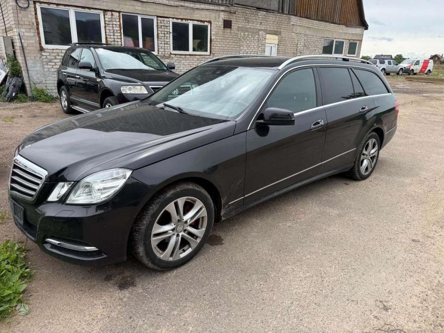 Черный Мерседес E 220 2012 в Каунас, объемом двигателя 2.14 л и пробегом 500 тыс. км за 2900 €, фото 4 на AUTOMOTO.COM.LV