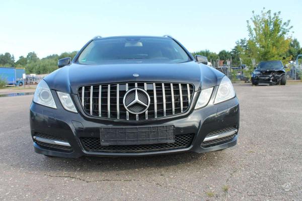 Черный Мерседес E 220 2012 в Пренай, объемом двигателя 2.14 л и пробегом 300 тыс. км за 2500 €, фото 2 на AUTOMOTO.COM.LV