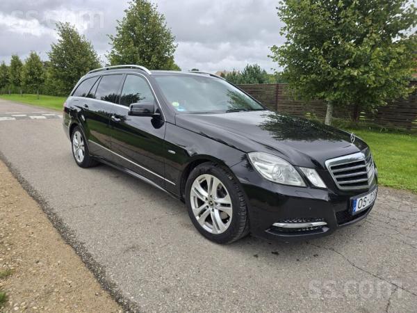 Black Mercedes-Benz E 220 2012 in Riga, with an engine capacity of 2.20 L and mileage of 387 thousand km for 6499 €, photo 3 on AUTOMOTO.COM.LV