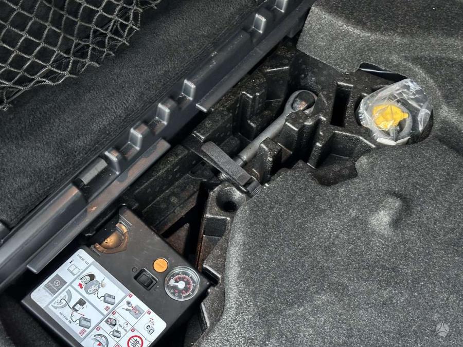 Black Mercedes-Benz E 220 2015 in Jonava, with an engine capacity of 2.20 L and mileage of 299 thousand km for 9850 €, photo 14 on AUTOMOTO.COM.LV
