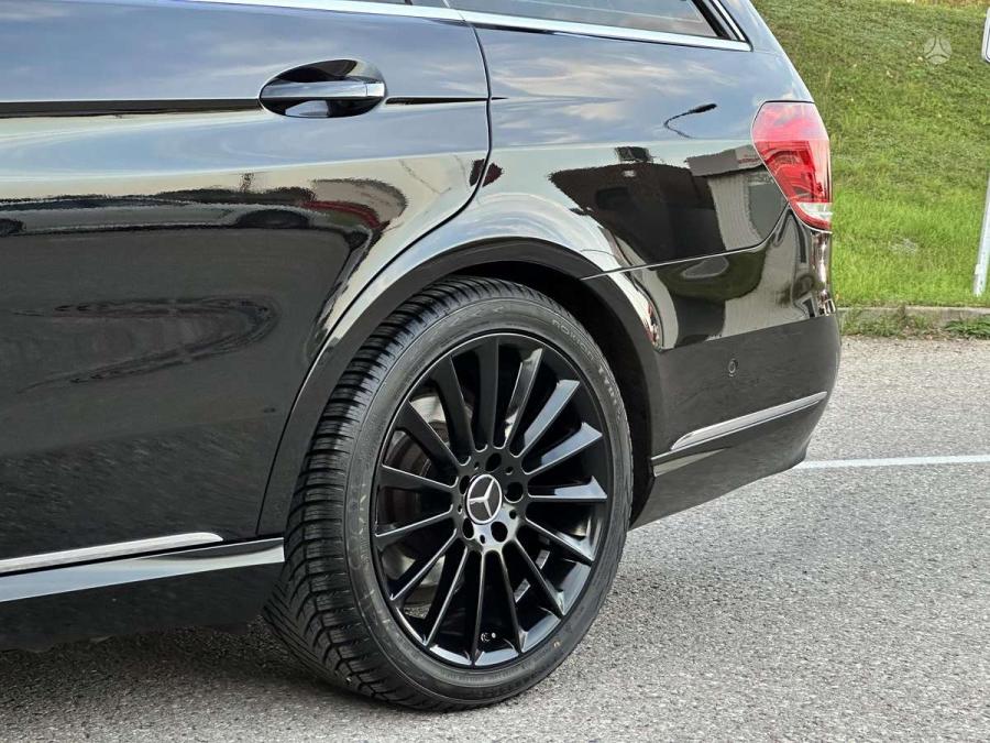 Black Mercedes-Benz E 220 2015 in Jonava, with an engine capacity of 2.20 L and mileage of 299 thousand km for 9850 €, photo 26 on AUTOMOTO.COM.LV