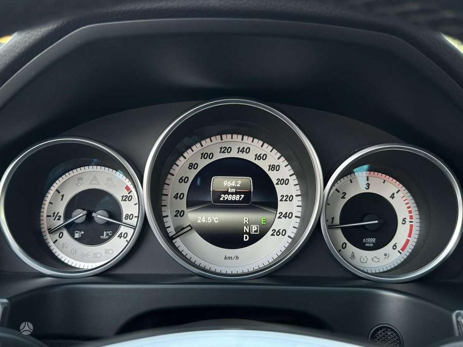 Black Mercedes-Benz E 220 2015 in Jonava, with an engine capacity of 2.20 L and mileage of 299 thousand km for 9850 €, photo 33 on AUTOMOTO.COM.LV