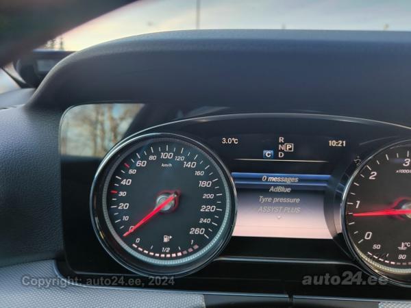 Black Mercedes-Benz E 220 2016 in Parnu, with an engine capacity of 2.00 L and mileage of 404 thousand km for 19000 €, photo 8 on AUTOMOTO.COM.LV