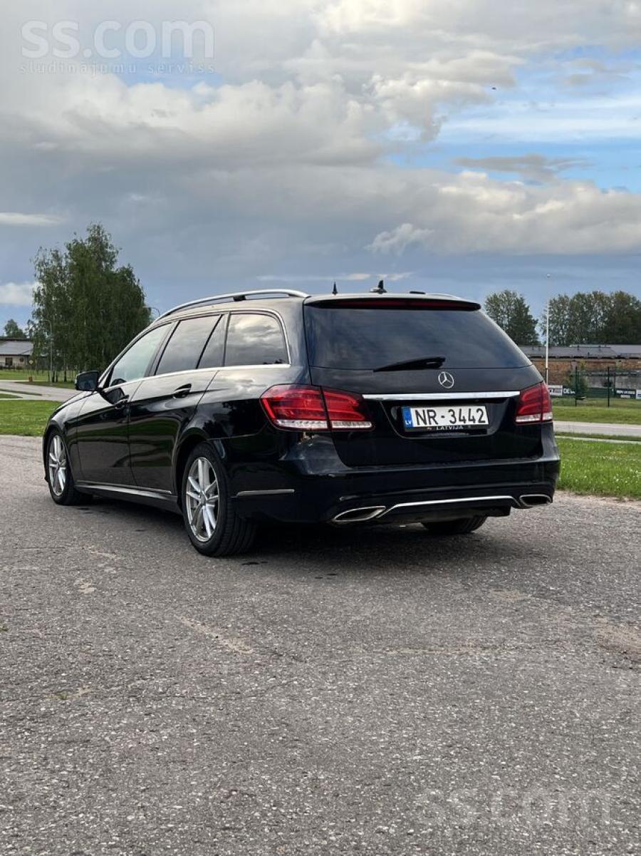 Black Mercedes-Benz E 220 2016 in Riga, with an engine capacity of 2.20 L and mileage of 418 thousand km for 11600 €, photo 3 on AUTOMOTO.COM.LV