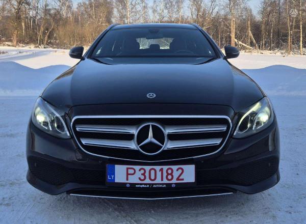 Black Mercedes-Benz E 220 2016 in Utena, with an engine capacity of 1.95 L and mileage of 277 thousand km for 14950 €, photo 2 on AUTOMOTO.COM.LV