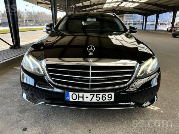 Black Mercedes-Benz E 220 2016 in Riga, with an engine capacity of 2.00 L and mileage of 317 thousand km for 9490 €, photo 6 on AUTOMOTO.COM.LV