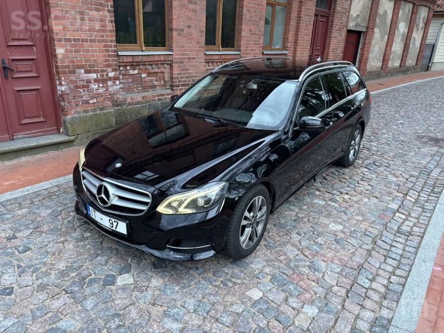 Black Mercedes-Benz E 220 2016 in Cesis, with an engine capacity of 2.20 L and mileage of 0 thousand km for 6950 €, photo 3 on AUTOMOTO.COM.LV