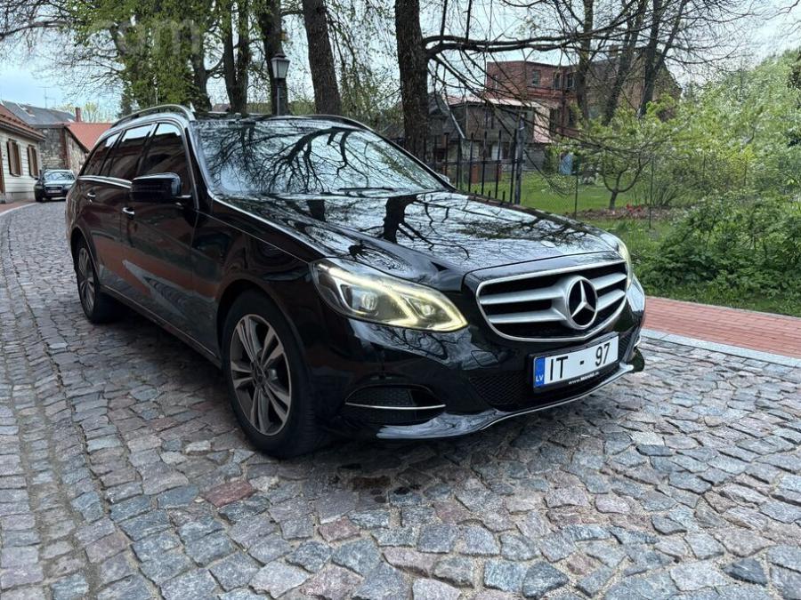 Black Mercedes-Benz E 220 2016 in Cesis, with an engine capacity of 2.20 L and mileage of 0 thousand km for 6950 €, photo 4 on AUTOMOTO.COM.LV