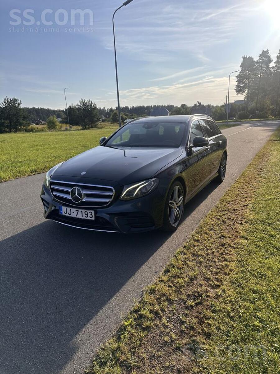 Black Mercedes-Benz E 220 2016 in Riga, with an engine capacity of 2.00 L and mileage of 207 thousand km for 14750 €, photo 4 on AUTOMOTO.COM.LV