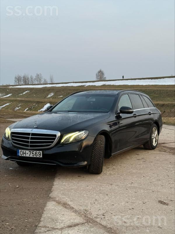 Black Mercedes-Benz E 220 2016 in Riga, with an engine capacity of 2.00 L and mileage of 314 thousand km for 11400 €, photo 2 on AUTOMOTO.COM.LV