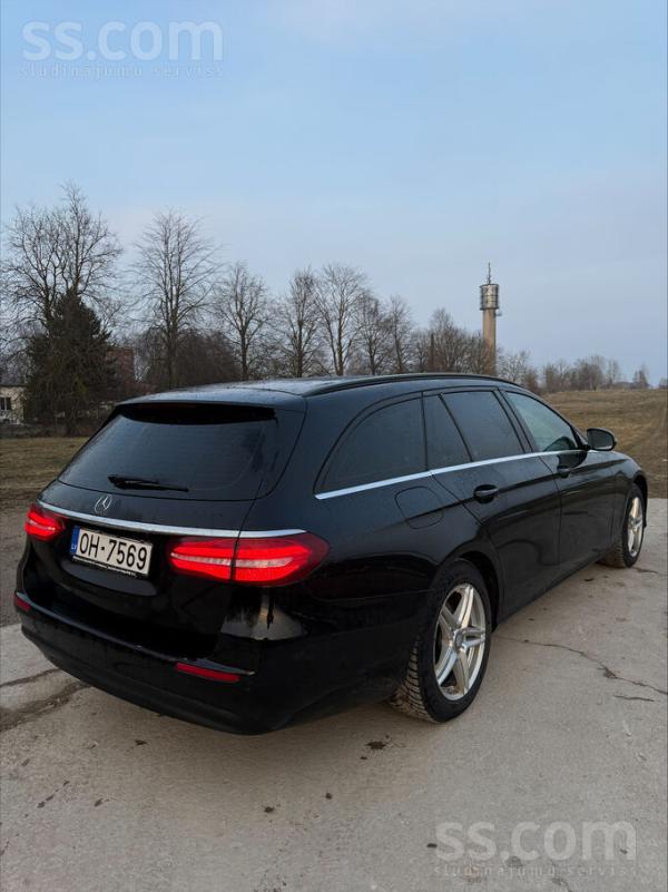 Black Mercedes-Benz E 220 2016 in Riga, with an engine capacity of 2.00 L and mileage of 314 thousand km for 11400 €, photo 4 on AUTOMOTO.COM.LV