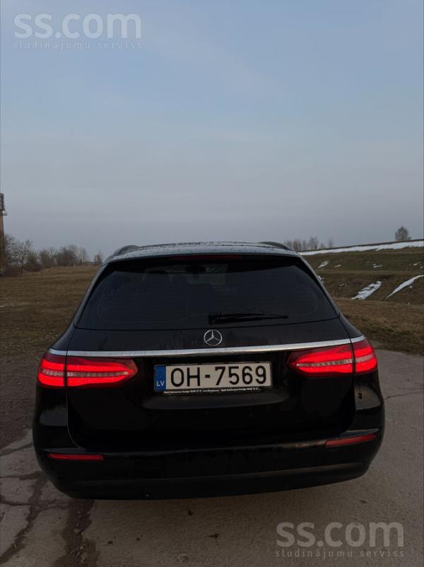 Black Mercedes-Benz E 220 2016 in Riga, with an engine capacity of 2.00 L and mileage of 314 thousand km for 11400 €, photo 5 on AUTOMOTO.COM.LV