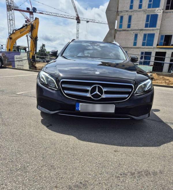 Черный Мерседес E 220 2016 в Вильнюс, объемом двигателя 2.20 л и пробегом 505 тыс. км за 13000 €, фото 3 на AUTOMOTO.COM.LV
