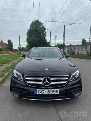 Black Mercedes-Benz E 220 2016 in Riga, with an engine capacity of 2.00 L and mileage of 214 thousand km for 16200 €, photo 3 on AUTOMOTO.COM.LV